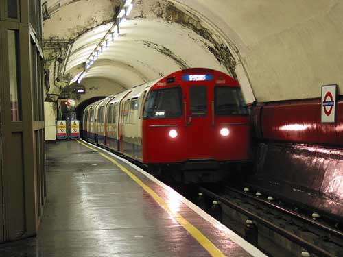 Bakerloo Line train terminating at Elephant & Castle.This is a link to ...