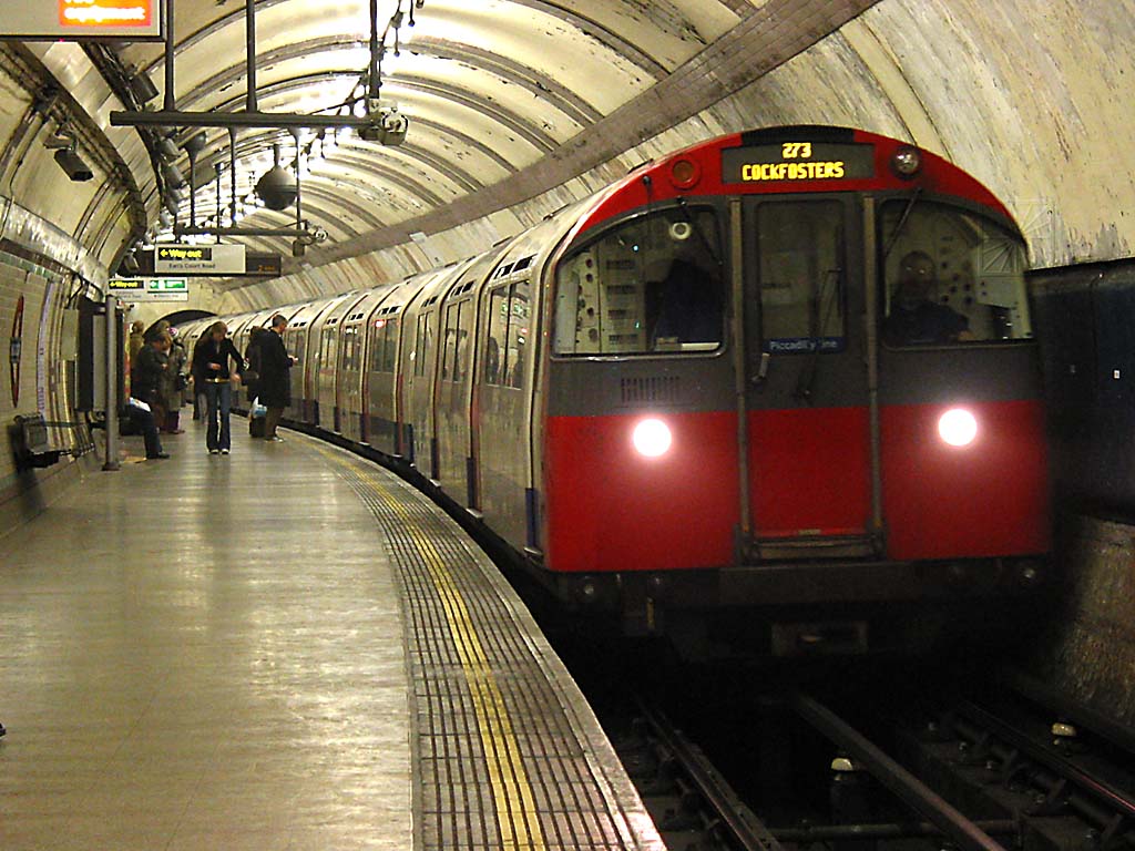 1973 tube stock arriving at Earl’s Court eastbound.This is a link to a ...